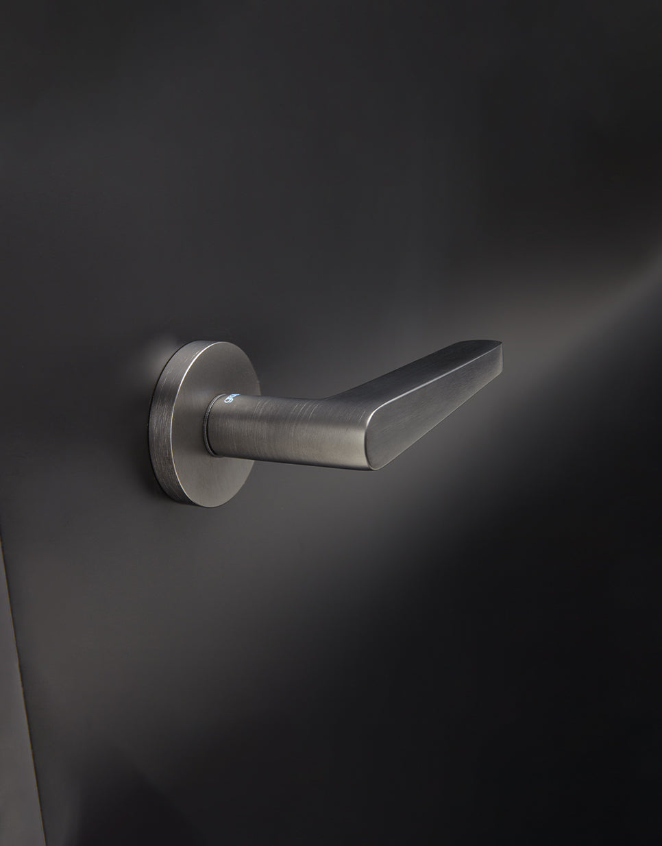 Roby door handle set on round rose – Groël Design